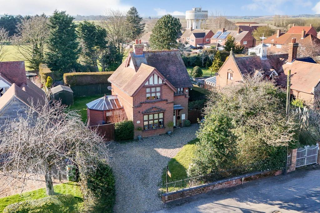 Hall Lane, Knapton, North Walsham 3 bed detached house for sale - £350,000