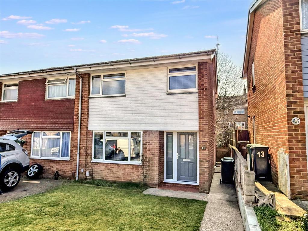Pinewood Close, Eastbourne 3 bed semi-detached house for sale - £300,000
