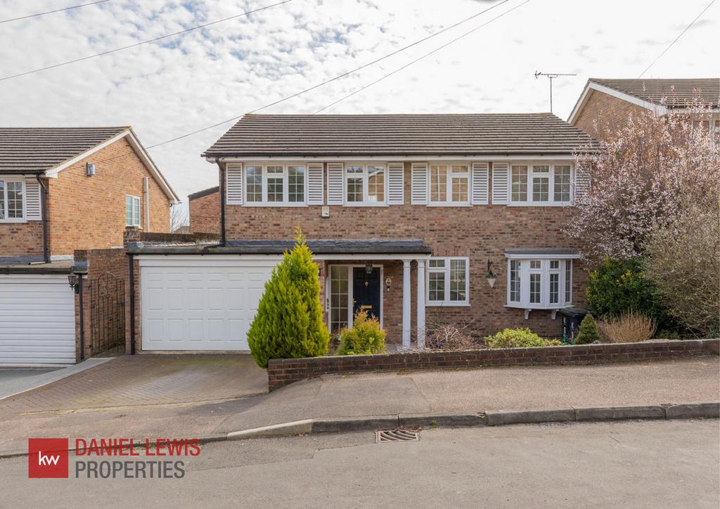 Grasmere Close, Loughton, IG10 4 bed detached house for sale - £1,050,000