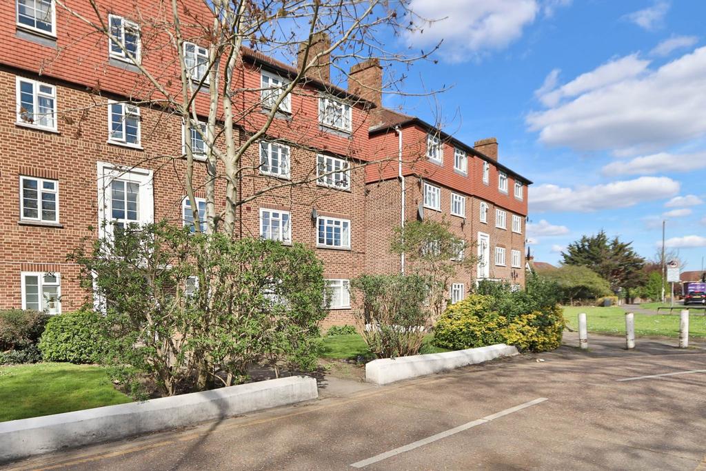 Bushey Court, Bushey Road 2 bed flat - £1,700 pcm (£392 pw)
