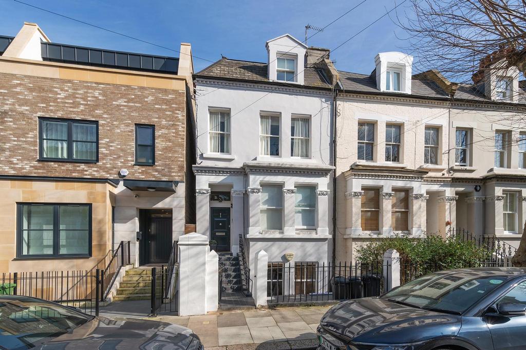 Barclay Road, London, SW6 2 bed flat - £1,175,000