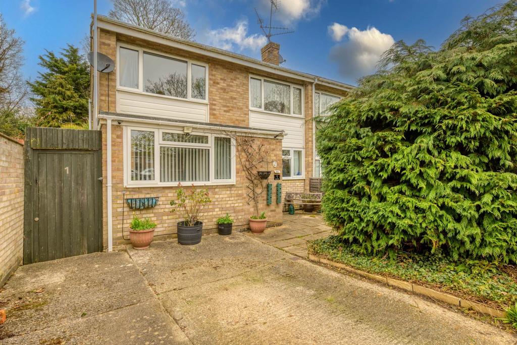 Peel Close, Reading RG4 4 bed end of terrace house - £400,000