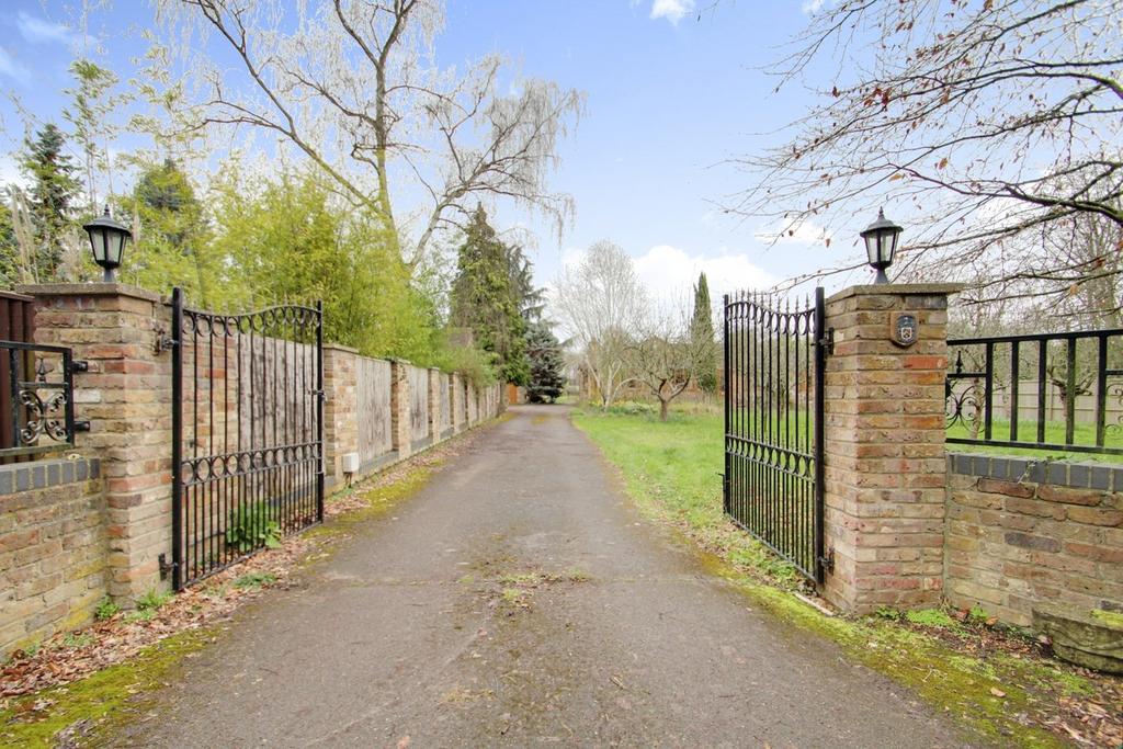 Cherry Tree Lane, Iver Heath SL0 3 bed detached bungalow - £2,750 pcm ...
