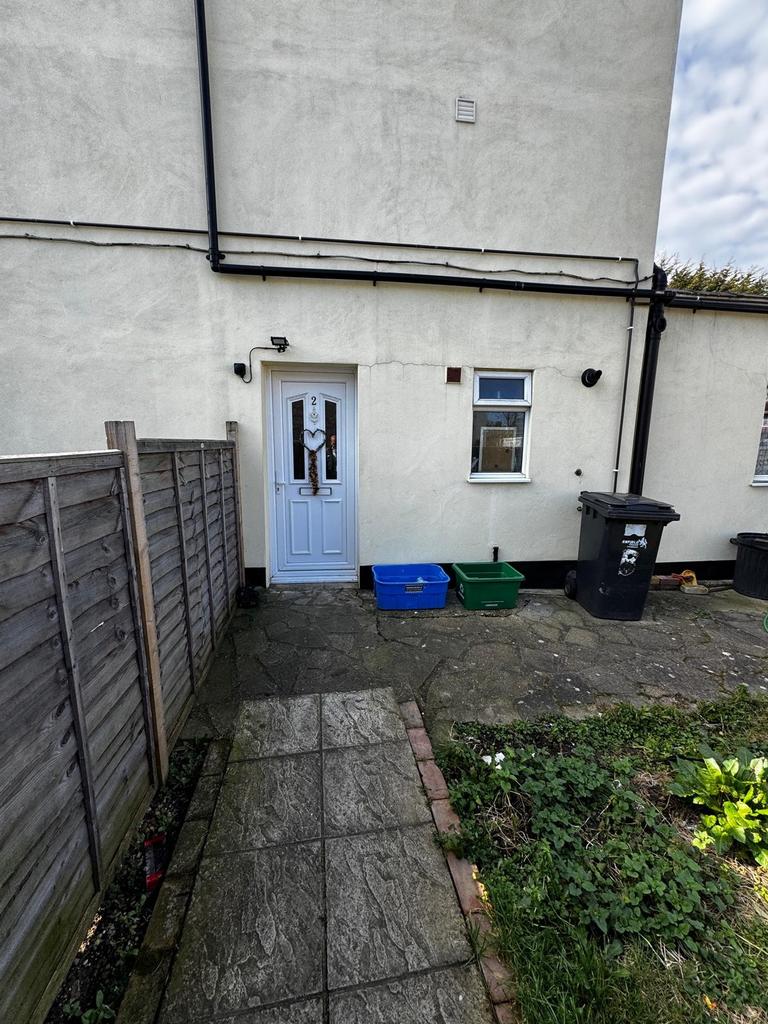 Hendon Road, London N9 2 bed ground floor maisonette to rent - £1,800 ...