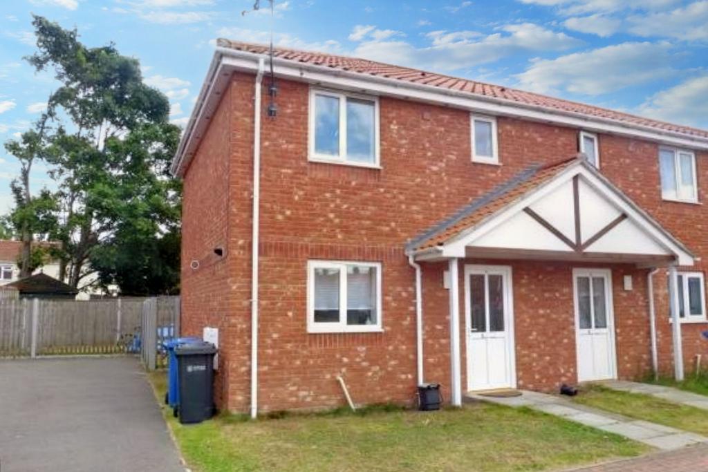 Filby Close, Norwich, NR5 3 bed semi-detached house to rent - £1,300 ...