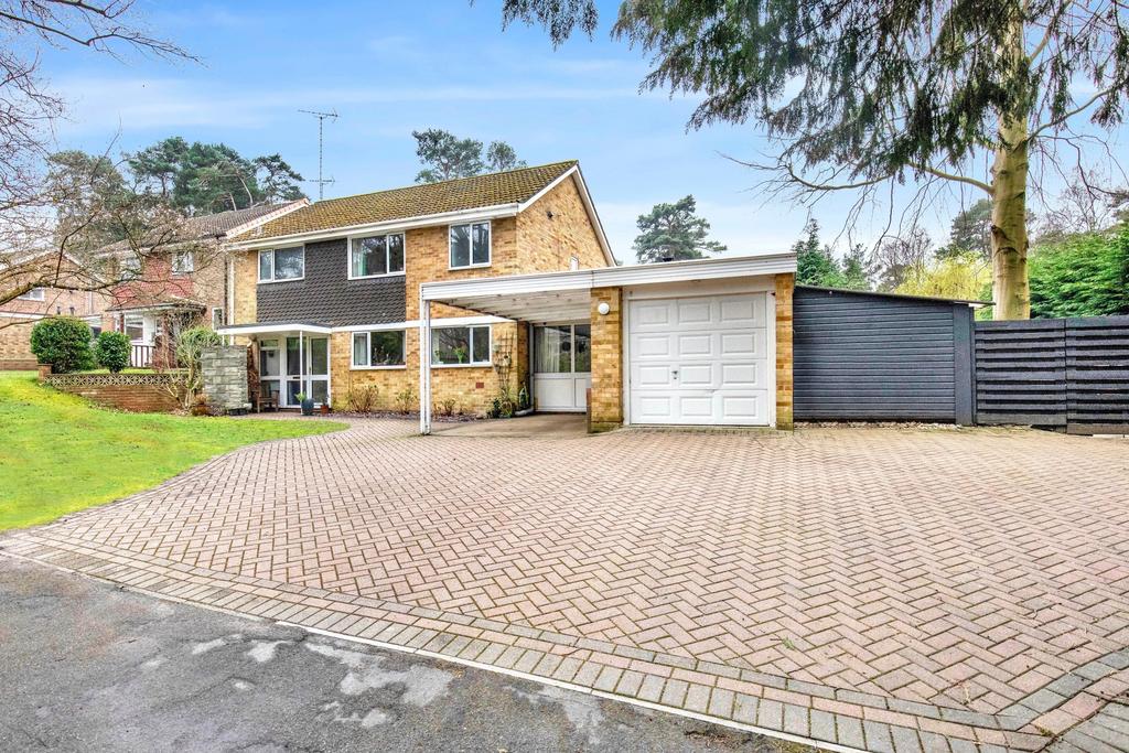 Roundway Close, Camberley 4 bed detached house for sale - £799,950