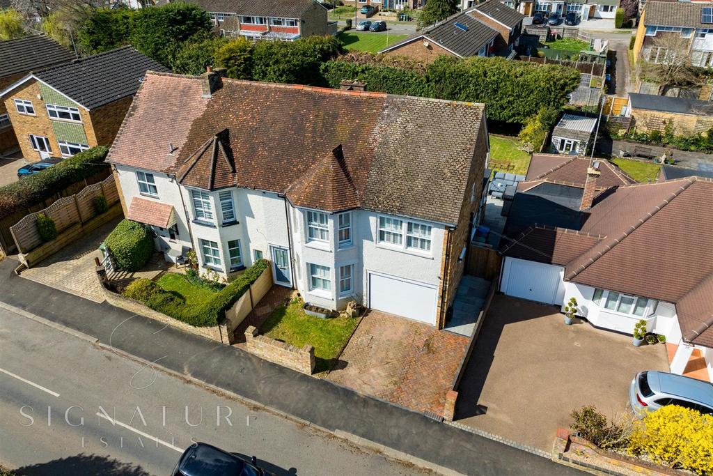 Green Lane, Bovingdon, Hemel Hempstead 4 bed semi-detached house for ...