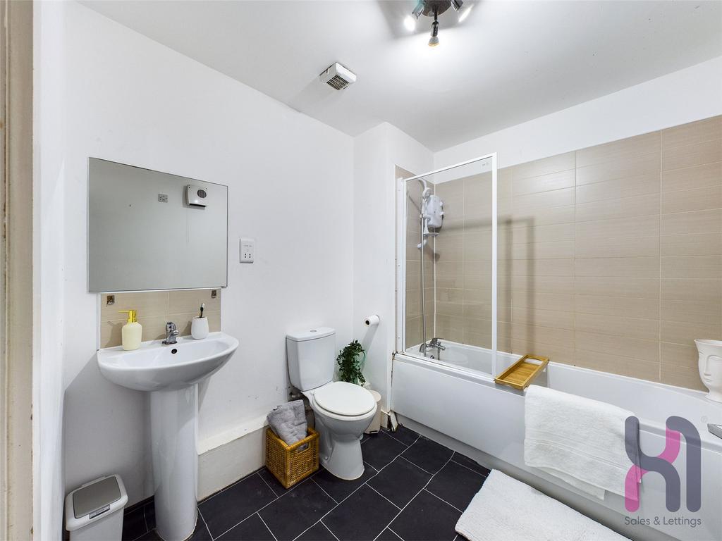 Atlas Court, 75 Heald Grove... Property - £607 pcm (£140 pw)