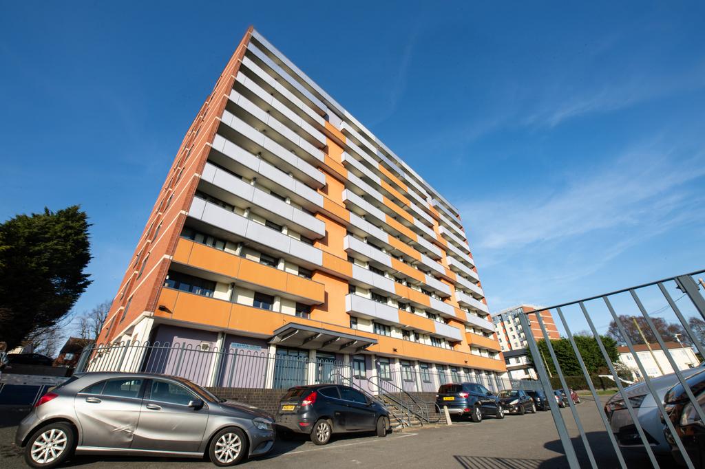 Coniston Crescent, Birmingham B43 2 bed flat for sale - £118,000