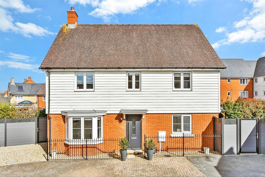 Iris Drive, Sittingbourne ME10 4 bed detached house - £314,000