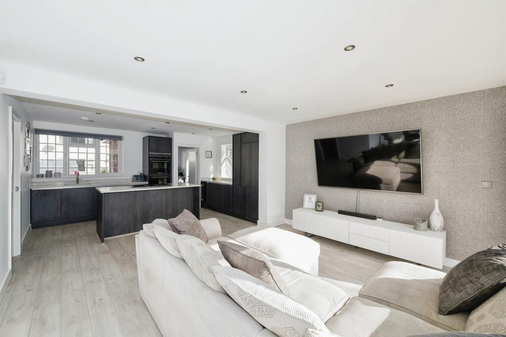 Cricketers Row, Herongate, CM13 4 bed semi-detached house for sale - £ ...