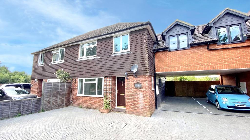 Mill Lane, Sindlesham, Wokingham... 3 bed semi-detached house - £2,000 ...