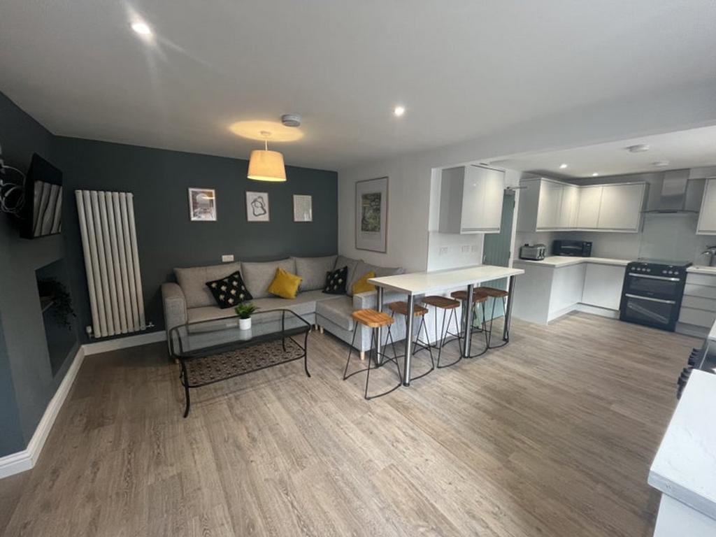 Frenchay Park Road, Bristol BS16 1 bed house - £900 pcm (£208 pw)