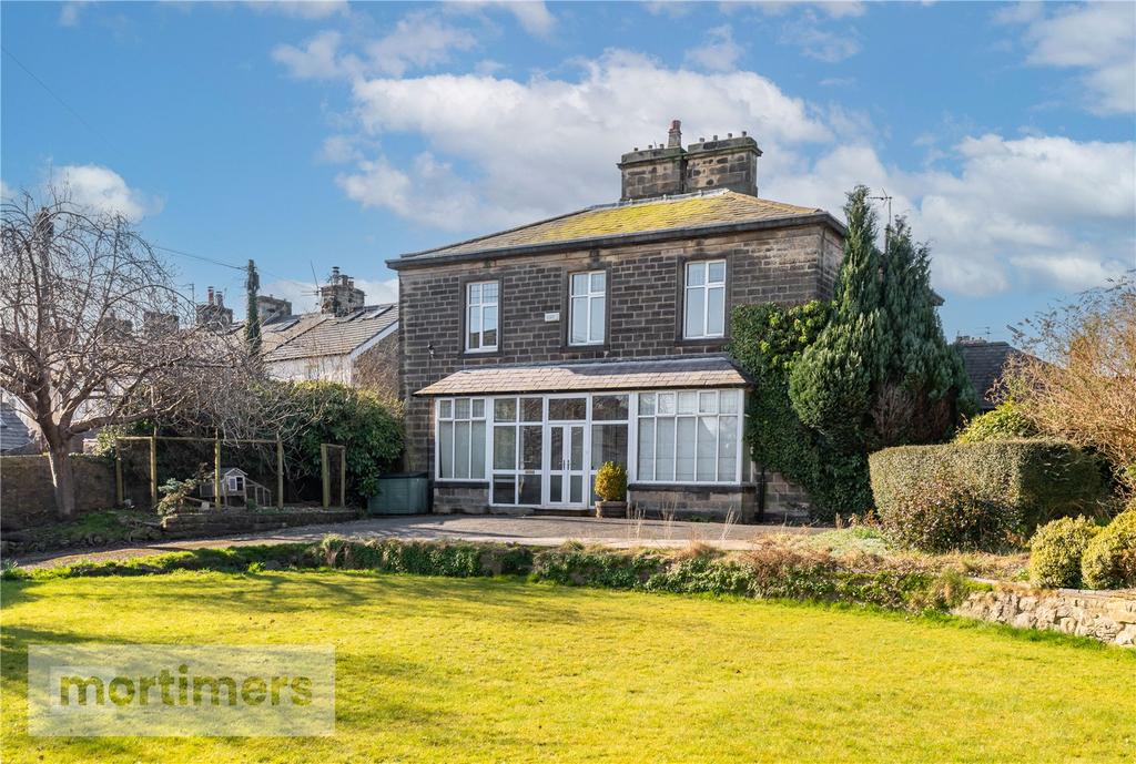 Woone Lane, Clitheroe, Lancashire, BB7 5 bed detached house - £425,000