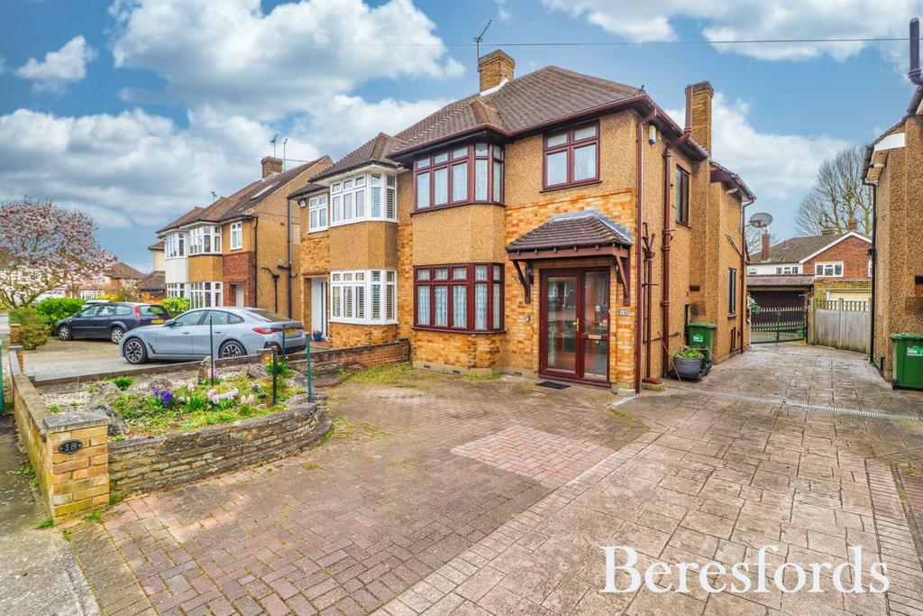 Trent Avenue, Upminster, RM14 3 bed semi-detached house - £500,000