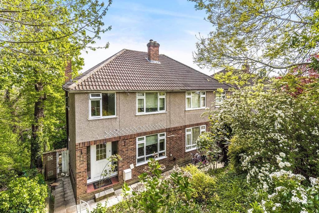 Broom Mead Bexleyheath DA6 3 bed semi-detached house - £2,200 pcm (£508 pw)
