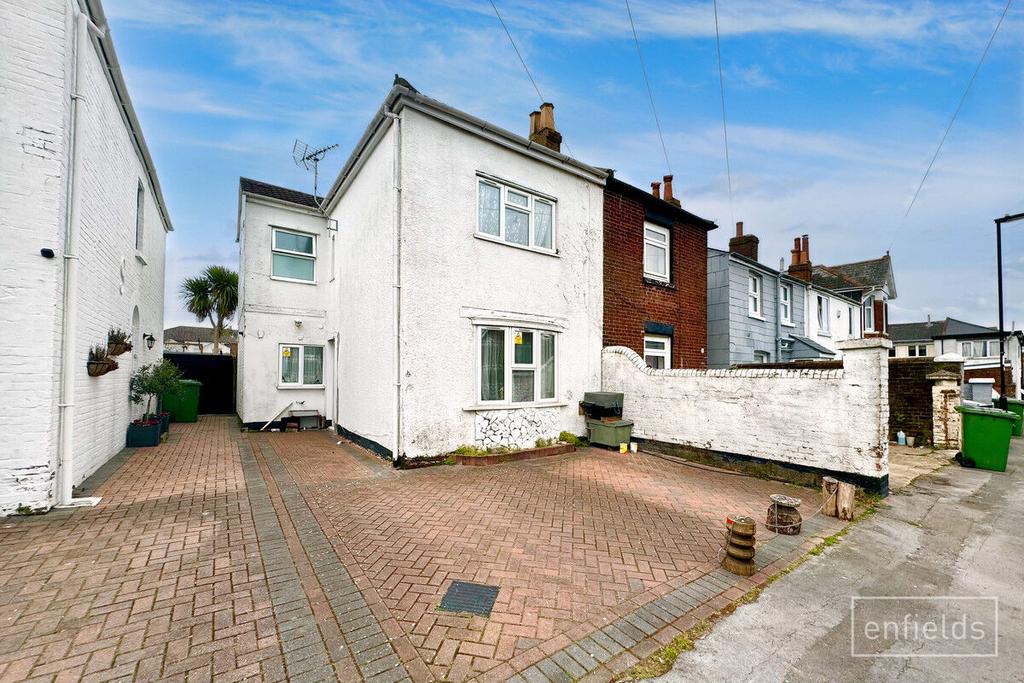Southampton SO15 2 bed semi-detached house - £200,000