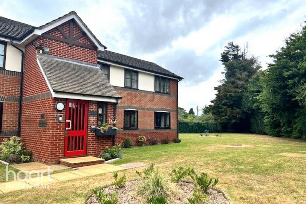 Coalmans Way, SLOUGH 2 bed apartment - £230,000