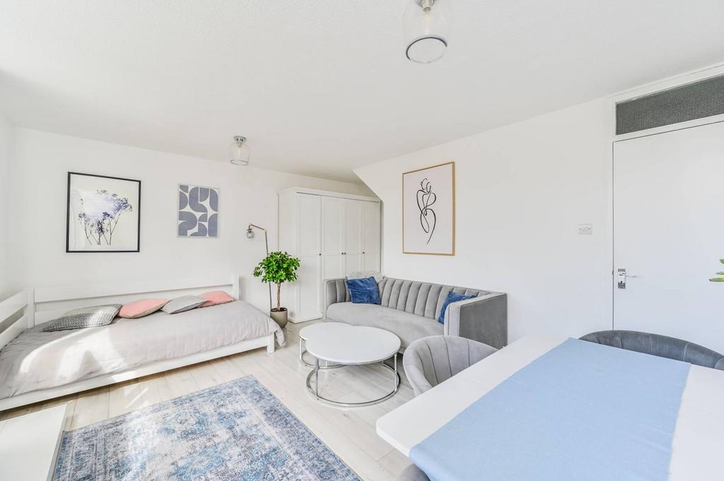 Bowstead Court, Battersea, London, SW11 3 bed maisonette - £550,000