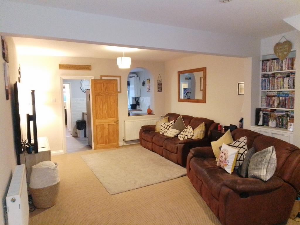 Redcliffe Street, Swindon SN2 2 bed terraced house - £1,100 pcm (£254 pw)