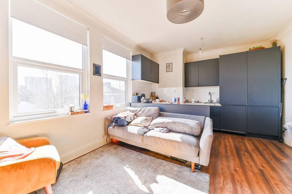 Penge Road, South Norwood, London, SE25 2 bed flat for sale - £300,000
