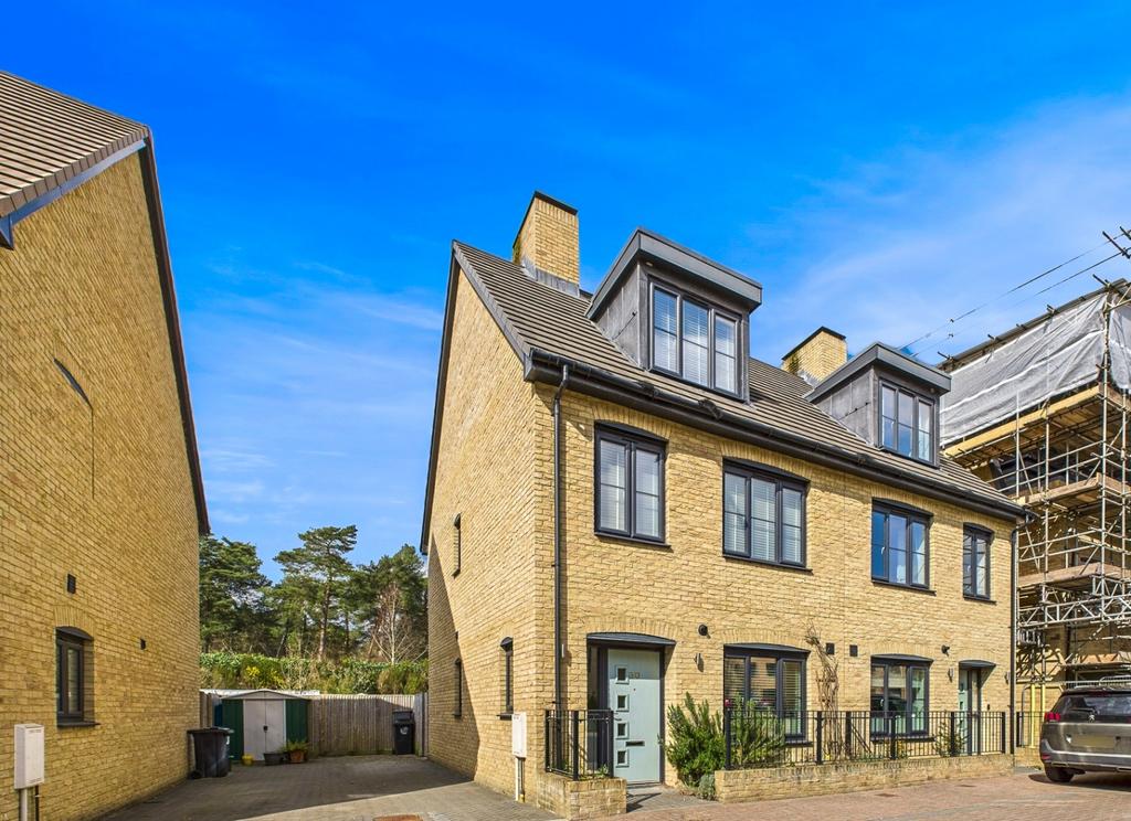 Monarch Green, Bordon, Hampshire, GU35 3 bed semi-detached house - £ ...