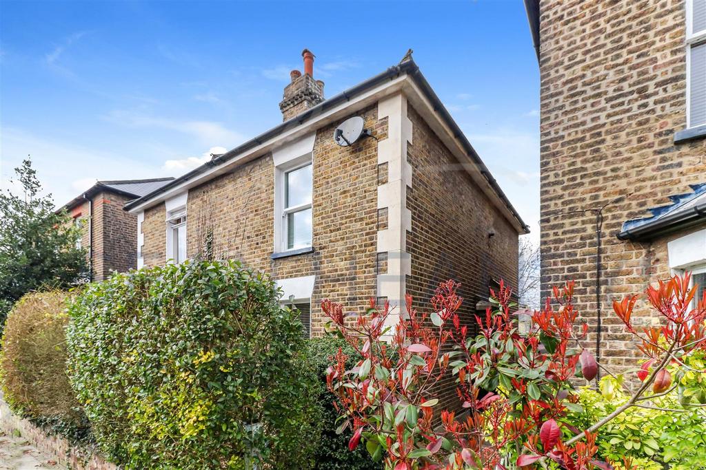 Alston Road, Barnet EN5 2 bed semi-detached house for sale - £645,000