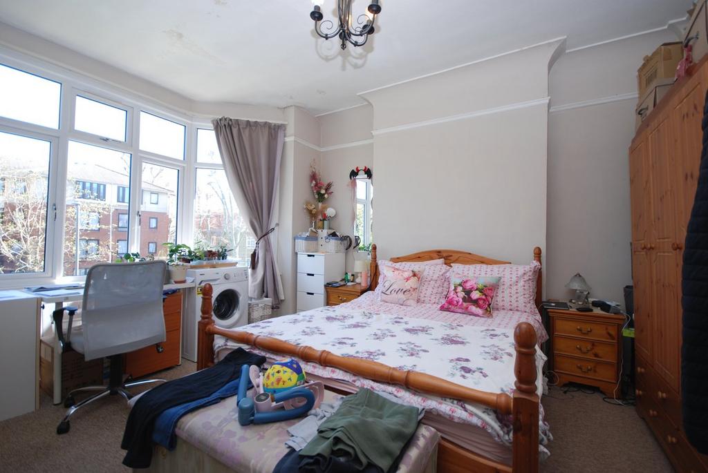 Thrale Road, Furzedown SW16 3 bed apartment - £1,800 pcm (£415 pw)