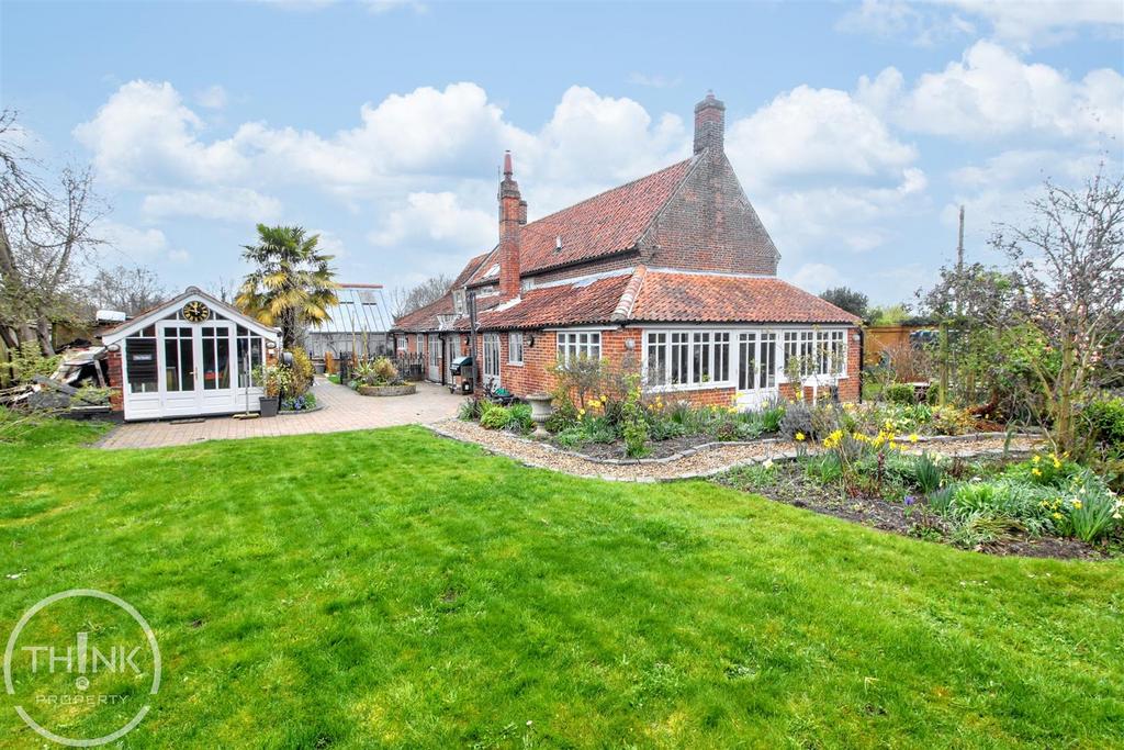 South Burlingham Road, Norwich NR13 5 bed detached house for sale - £ ...