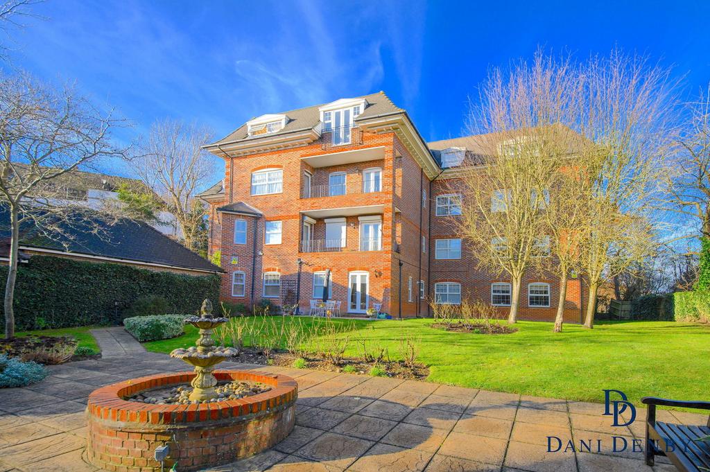 Turnberry Close, London NW4 2 bed flat for sale - £600,000