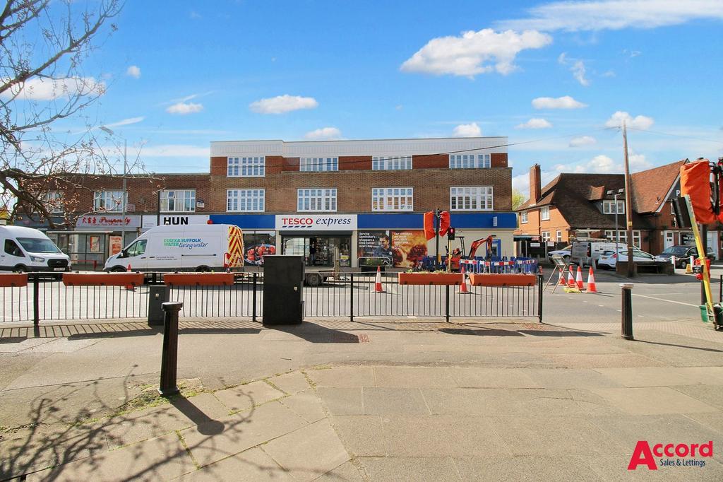 77A Front Lane, Upminster, RM14 2 bed flat - £1,450 pcm (£335 pw)
