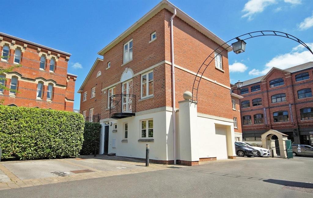 Chelsea Square GL50 3RG 3 bed semi-detached house - £1,600 pcm (£369 pw)