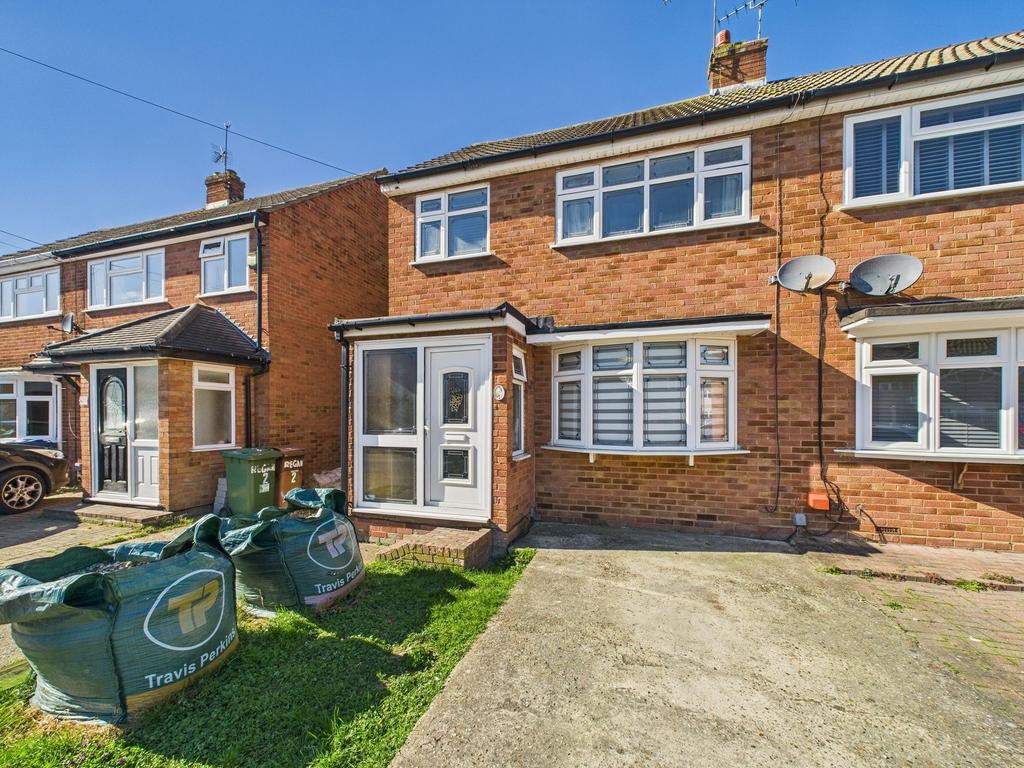 Regan Close, Stanford-Le-Hope, SS17 3 bed semi-detached house for sale ...