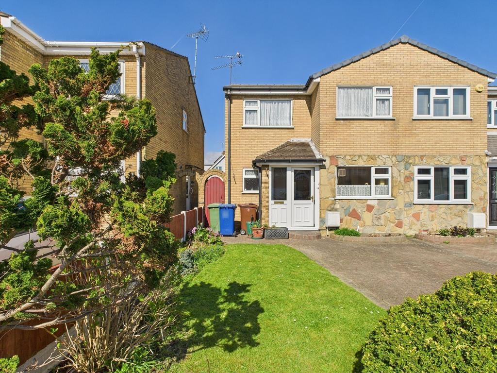 Martins Close, Stanford-Le-Hope, SS17 4 bed semi-detached house - £400,000