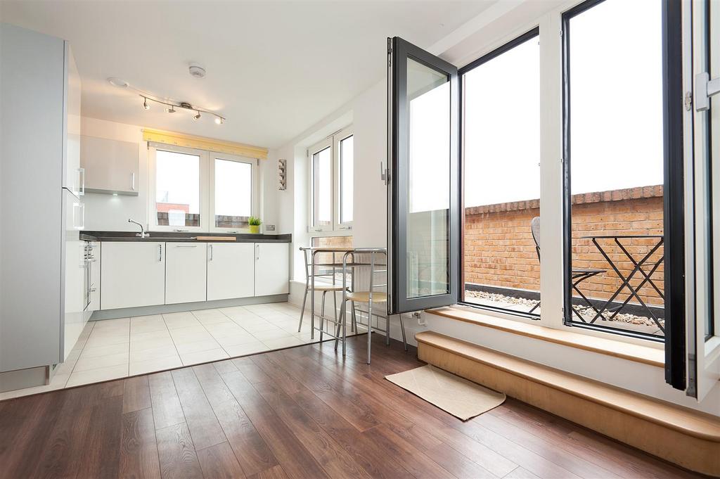Labyrinth Tower, Dalston Square E8 3 bed apartment - £3,000 pcm (£692 pw)