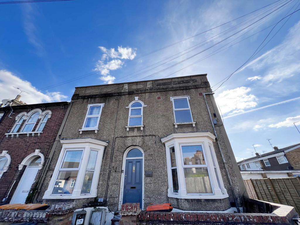 Victoria Street, Dunstable LU6 2 bed maisonette - £1,200 pcm (£277 pw)