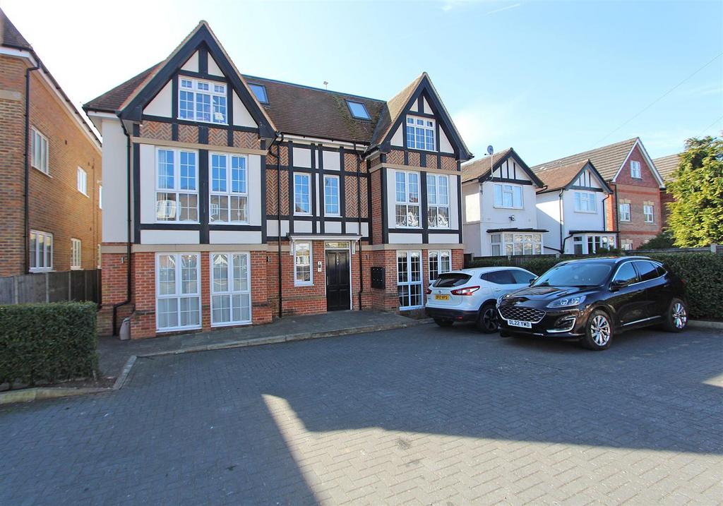 Chipstead Valley Road 2 bed apartment - £1,700 pcm (£392 pw)