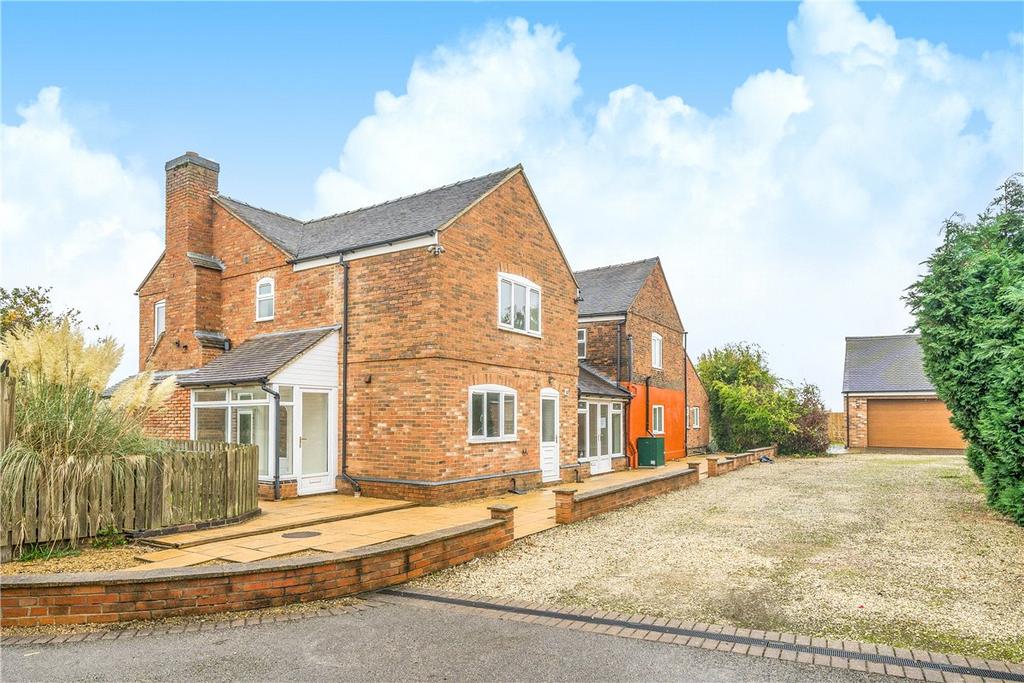 Tuppenhurst Lane, Rugeley... 4 bed detached house - £2,100 pcm (£485 pw)