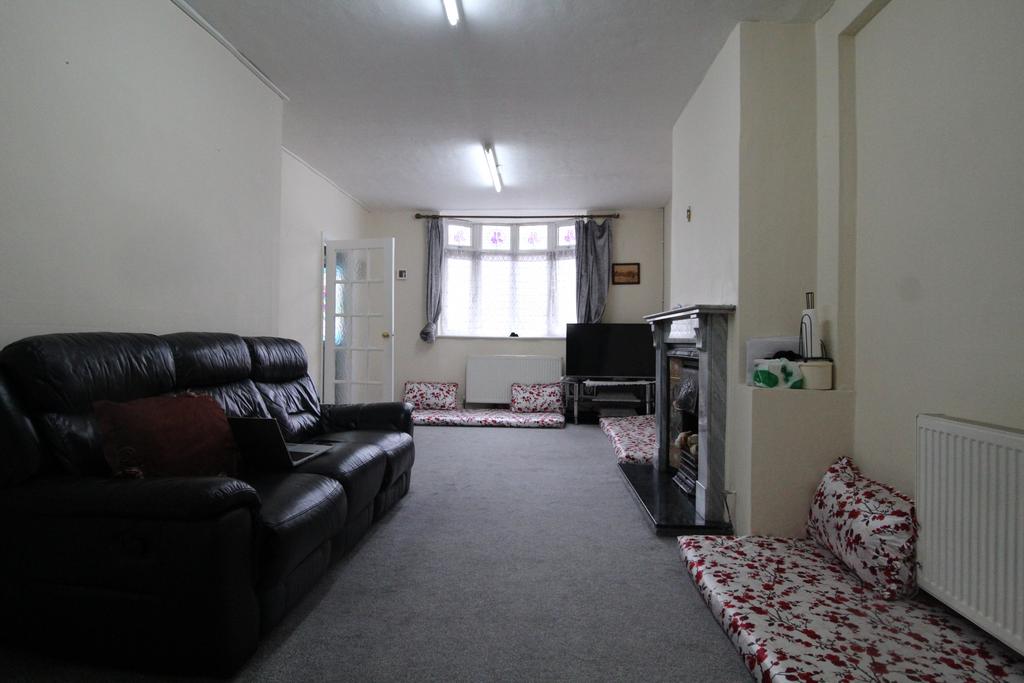 Tudor Road, Hayes UB3 4 bed semi-detached house - £2,300 pcm (£531 pw)