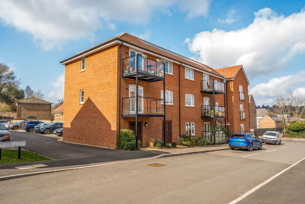 Electric Close, Godalming, GU7 2 bed flat - £365,000