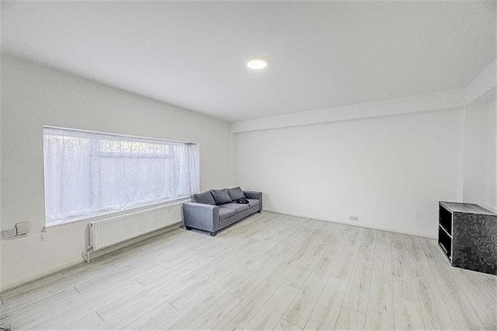 Highgate High Street, Highgate, N6 3 bed flat to rent - £2,500 pcm (£ ...