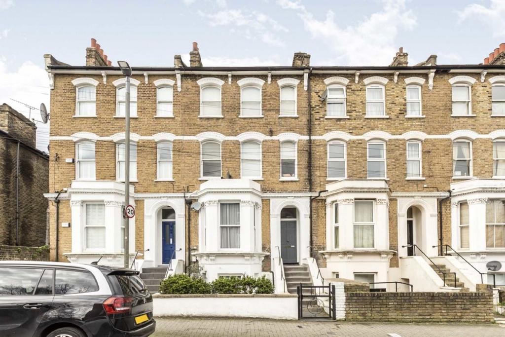 Balham Grove, London SW12 2 bed flat - £2,700 pcm (£623 pw)