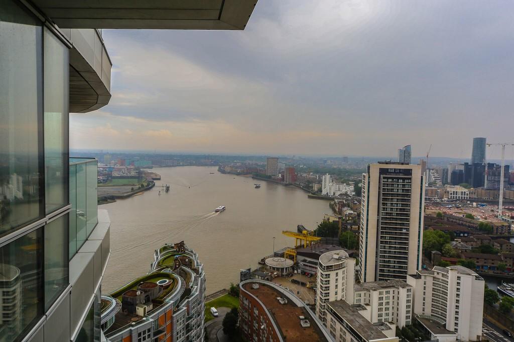 BISCAYNE AVENUE, LONDON E14 1 bed apartment - £2,375 pcm (£548 pw)