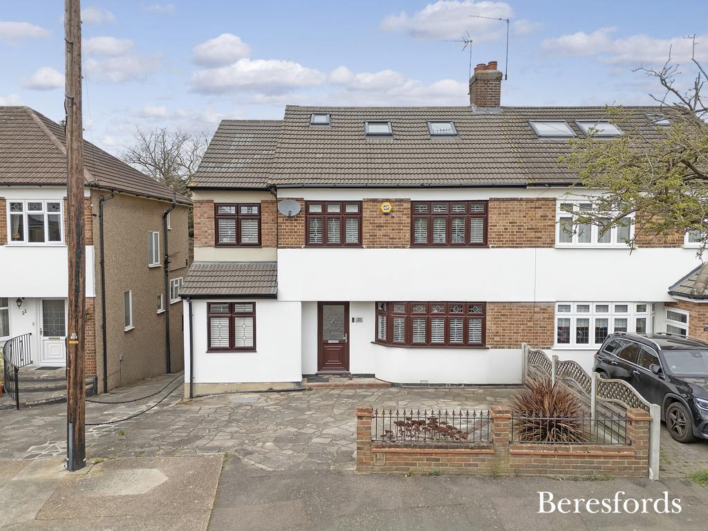 Aspen Grove, Upminster, RM14 5 bed semi-detached house - £700,000