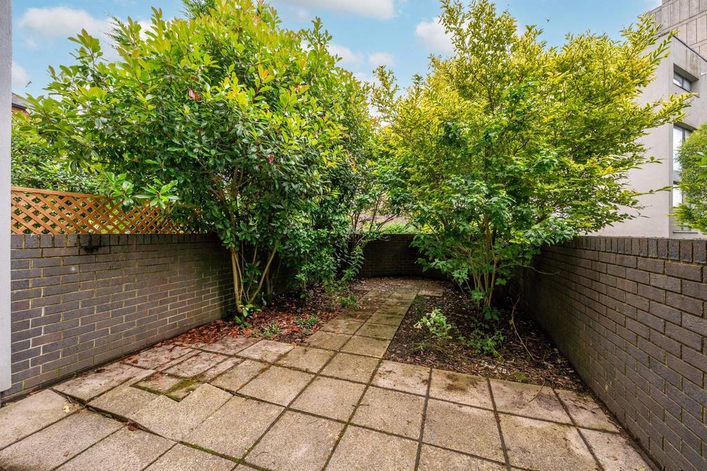 Clarence Lane, Roehampton, London, SW15 1 bed flat to rent - £1,995 pcm ...