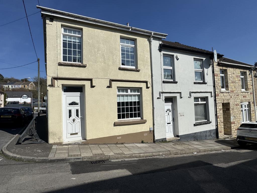 Merthyr Tydfil CF47 4 bed end of terrace house - £180,000