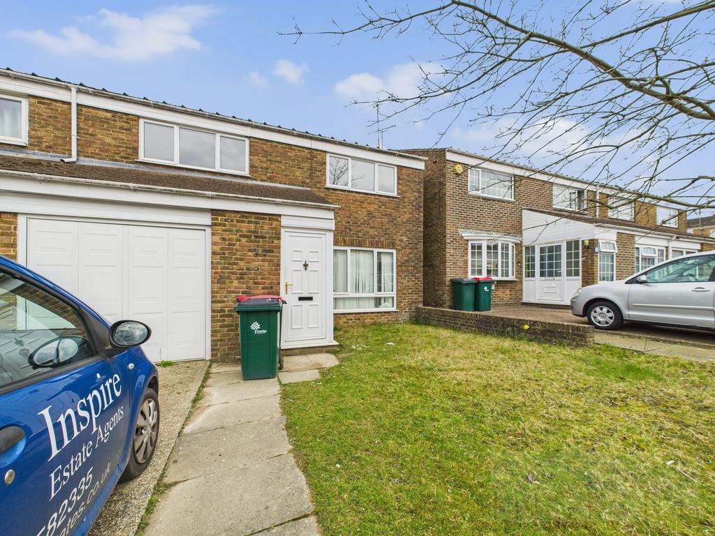 Bedale Close, Crawley RH11 4 bed semi-detached house - £2,100 pcm (£485 pw)