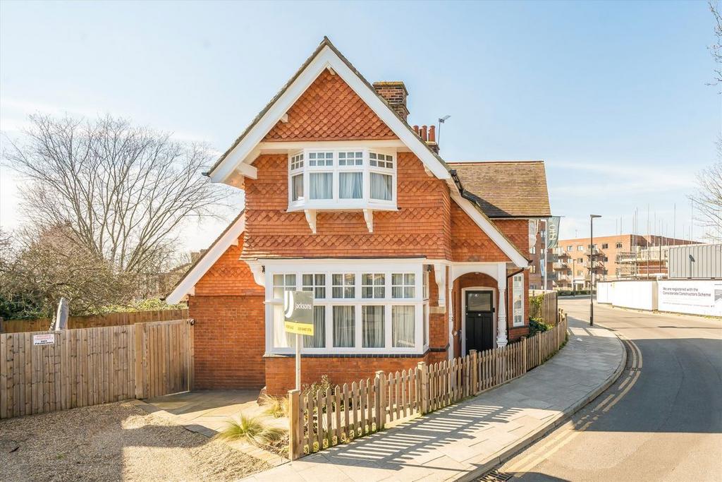 Springfield Drive, London SW17 3 bed detached house - £1,200,000