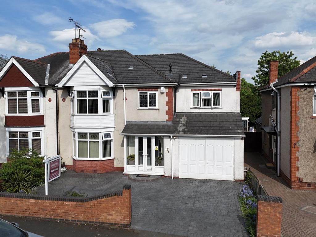 Vicarage Road, Wolverhampton WV11 4 bed semi-detached house - £350,000