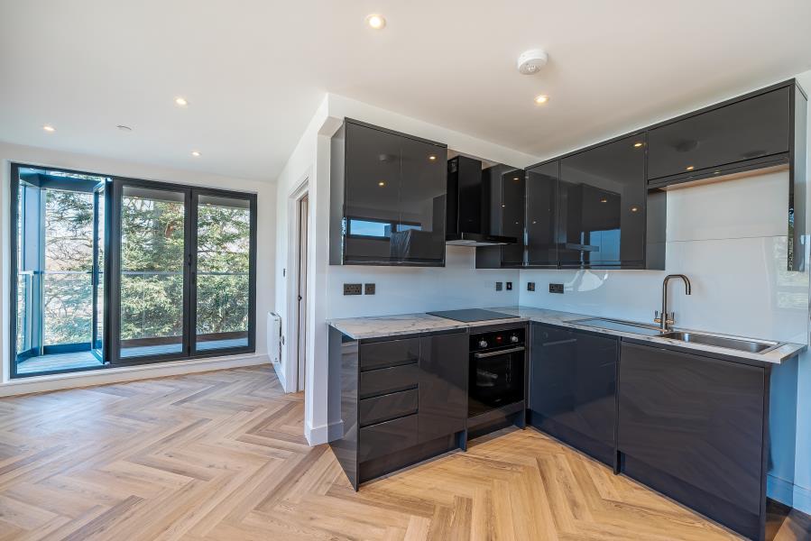 9 Beechcroft Manor, Weybridge KT13 1 bed flat - £1,600 pcm (£369 pw)